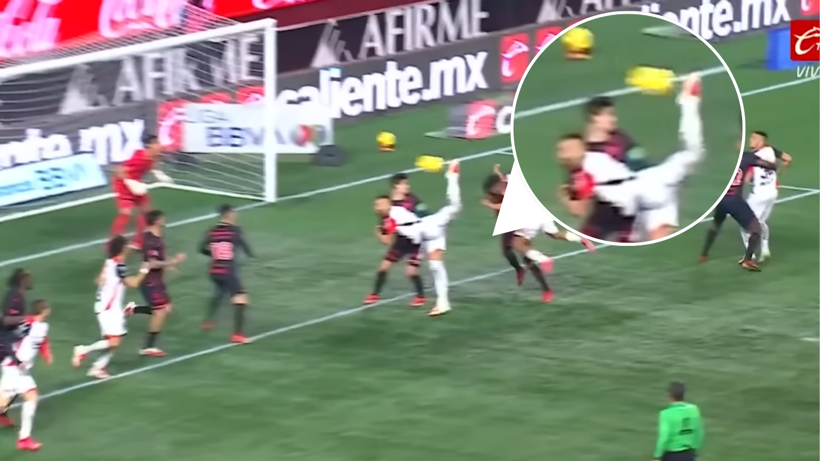 Liga MX scorpion kick from Matheus Doria against Xolos